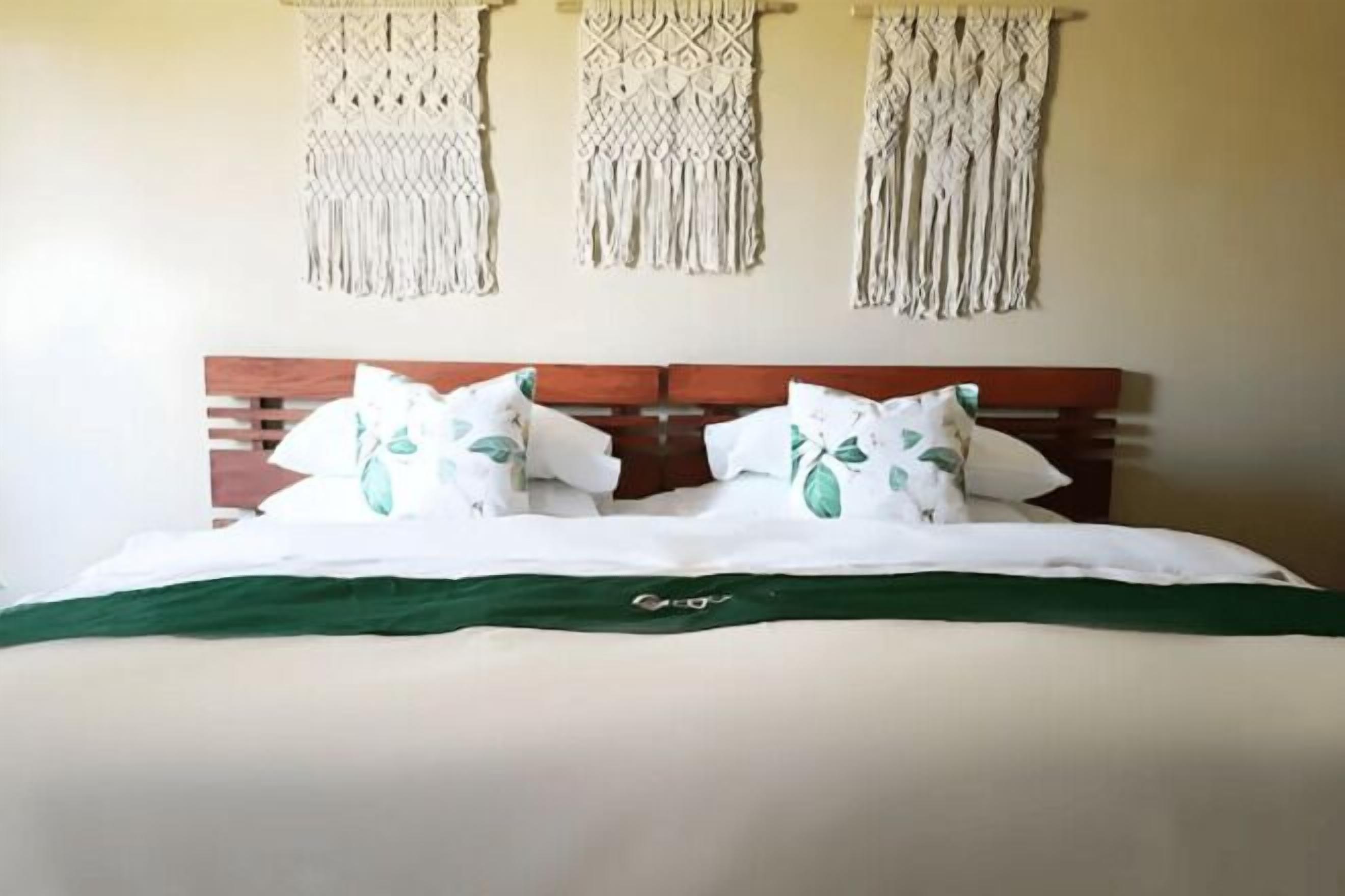 Escrivaninha, camas extras/dobráveis (sobretaxa), roupa de cama