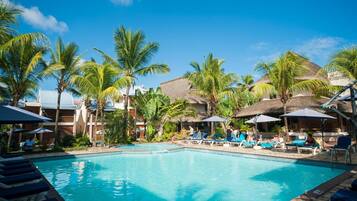 4 piscinas exteriores, guarda-sóis, espreguiçadeiras