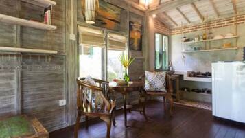 Bungalow Tradicional, 1 cama king-size, vista para o jardim, junto ao jardim | Cofre no quarto, secretária, Wi-fi grátis, roupa de cama fornecida