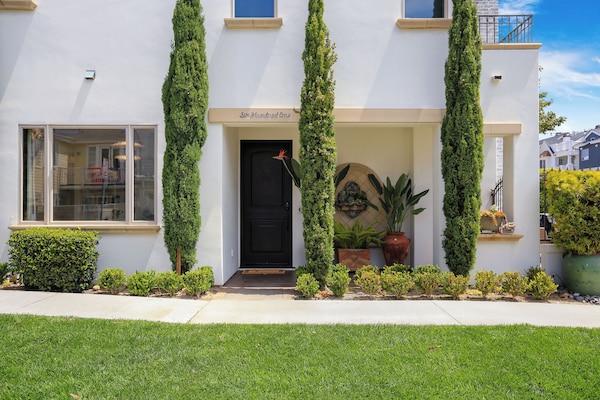 Poinsettia Palms | Chic & Luxurious Patio, Near Beach - Newport Beach, CA