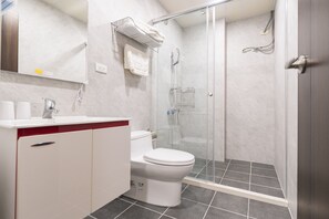 Quarto Quádruplo Familiar | Casa de banho | Um polibã, artigos de higiene pessoal grátis, um secador de cabelo 