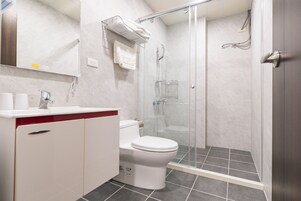 Quarto Quádruplo Familiar | Casa de banho | Um polibã, artigos de higiene pessoal grátis, um secador de cabelo 