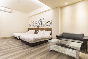 Quarto quádruplo família | Escrivaninha, cortinas blackout, quartos à prova de som