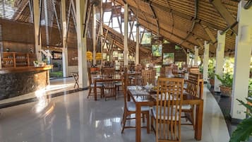 Pequenos-almoços, almoços, jantares servidos, junto à piscina