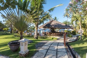 Bar à beira da piscina