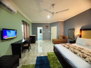 Quarto Executivo, 1 cama king-size | Roupa de alta qualidade, minibar, secretária, ferro/tábua de engomar