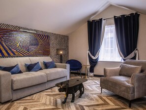 Suíte luxo, 1 cama de casal e sofá-cama | Roupas de cama premium, camas com colchões pillow-top, frigobar