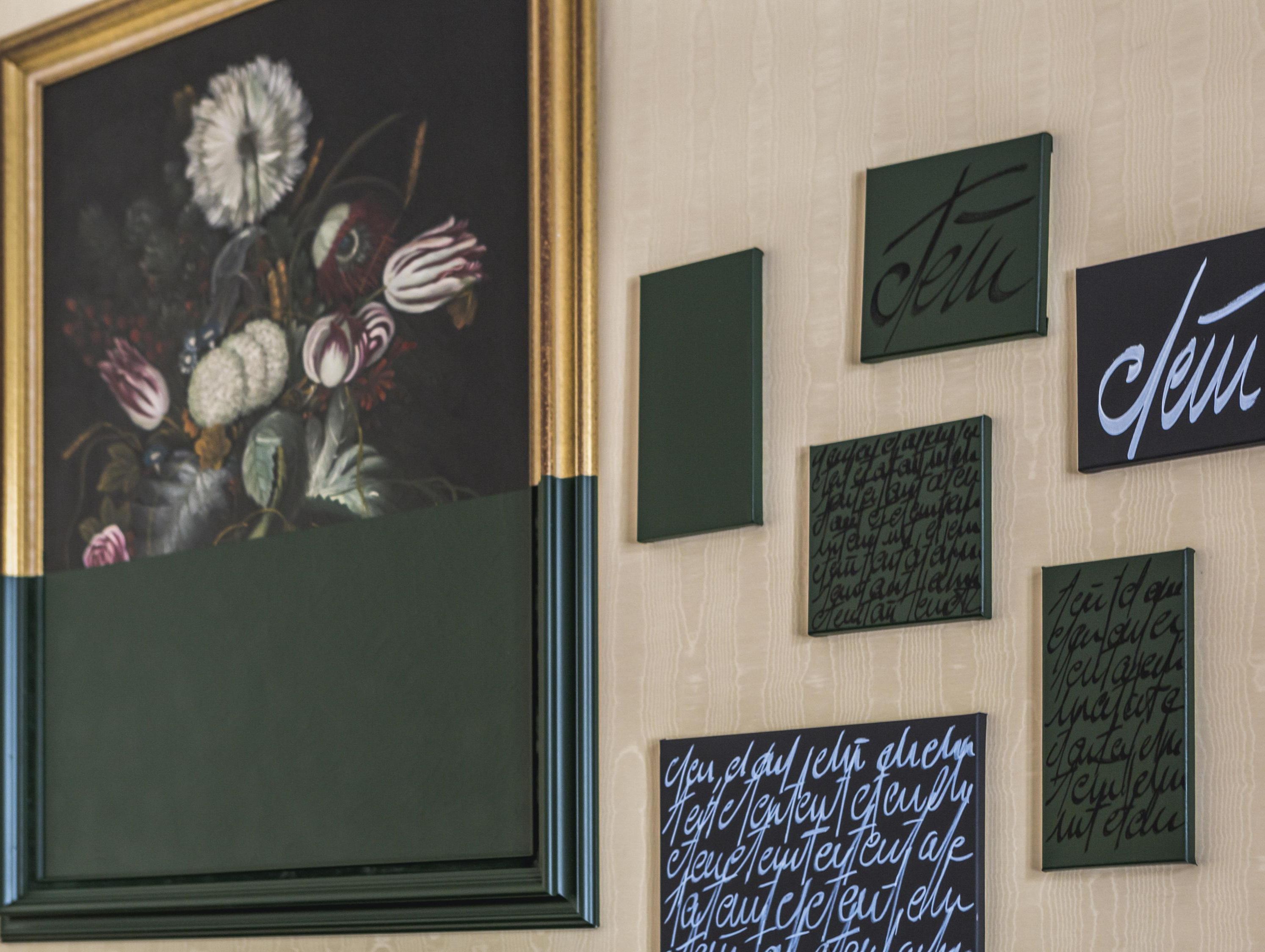 Paredes decoradas com diversos quadros e trabalhos de caligrafia.
