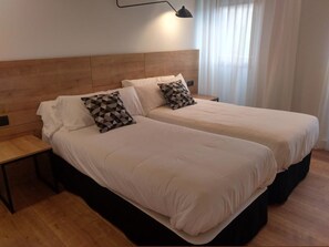 Quarto duplo | Escrivaninha, cortinas blackout, quartos à prova de som