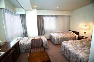 Escrivaninha, ferros/tábuas de passar roupa