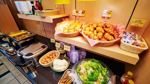Buffet com diversos alimentos, incluindo pão, saladas e acompanhamentos.