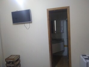Quarto Duplo, 1 cama de casal | Minibar, Wi-fi grátis, roupa de cama fornecida 