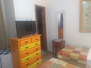 Quarto Triplo, várias camas | Minibar, Wi-fi grátis, roupa de cama fornecida 