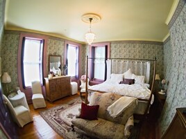 Quarto luxo, vista para o jardim | Individualmente mobiliados, quartos à prova de som, Wi-Fi de cortesia