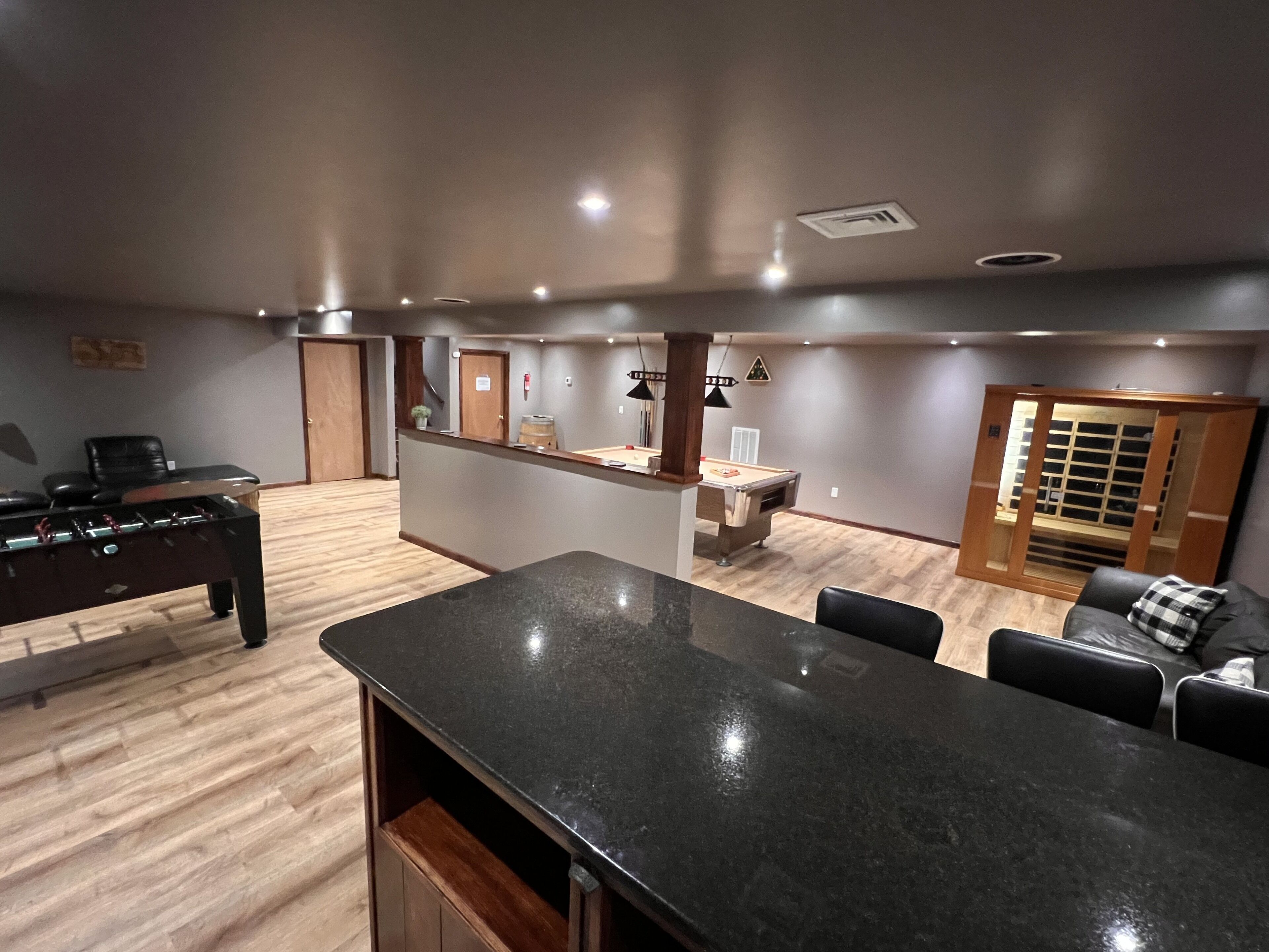 Bar House, Sauna, Game Room Hot Tube 3,5bath Central Ac, Wifi, Lakes, Pools, Ski - Pocono Mountains, PA