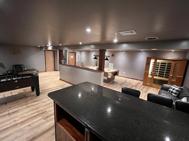 Bar House, Sauna, Game Room Hot Tube 3,5bath Central Ac, Wifi, Lakes, Pools, Ski - Pocono Mountains, PA