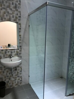 Chuveiro, bidê, toalhas de banho, sabonete