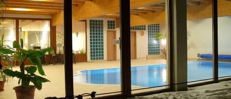 Piscina interior, piscina exterior sazonal, espreguiçadeiras