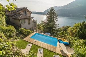 Piscina exterior, guarda-sóis, espreguiçadeiras