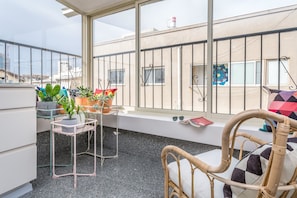 Apartamento, 2 quartos (Sun) | Sala de estar | TV de ecrã plano, Netflix