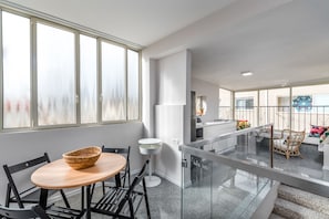 Apartamento, 2 quartos (Sun) | Refeições no quarto