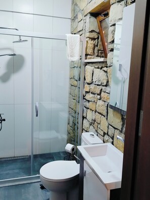 Quarto Quádruplo Familiar | Casa de banho | Um polibã, um chuveiro fixo, um secador de cabelo, chinelos 