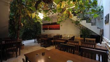 Pequenos-almoços, almoços e jantares servidos