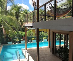 Piscina externa, espreguiçadeiras, salva-vidas no local