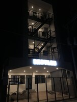 Fachada da propriedade à noite