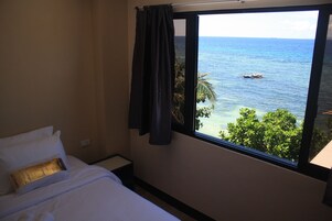 Quarto Duplo Standard, vista para o mar | Secretária, secretária adequada para computadores portáteis 