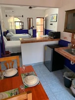 Estúdio Familiar | Cozinha privada | Uma cafeteira/bule, um frigorífico, um micro-ondas