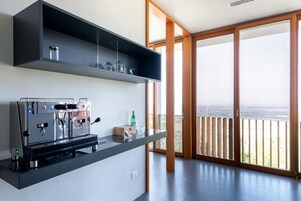 Refrigerador em uma área comum, micro-ondas em uma área comum