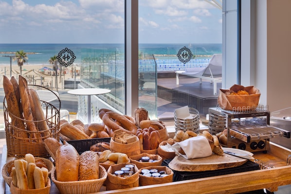 Café da manhã com buffet todos os dias (ILS 110 por pessoa)