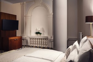 Suite Exclusiva | Cofre no quarto, secretária, cortinas/cortinados opacos, Wi-fi grátis 