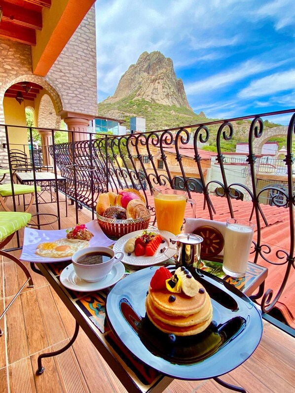 Quarto Panorâmico, 1 cama king-size, vista para a montanha | Terraço/pátio interior