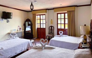 Quarto Familiar, várias camas, vista para a montanha | Ferro/tábua de engomar, Wi-fi grátis