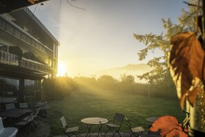 Terraço com espreguiçadeiras