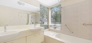 Casa, 2 quartos, 2 casas de banho | Casa de banho | Um polibã e uma banheira separados, uma banheira de imersão total 