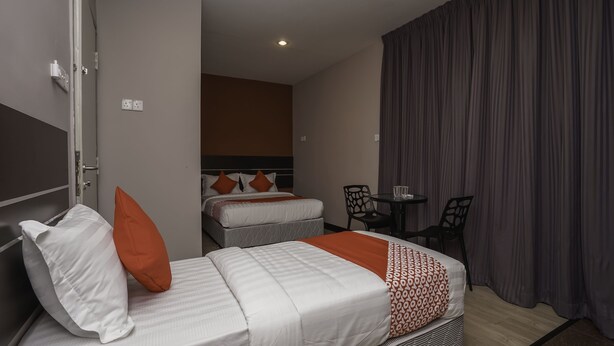 Quarto Triplo Deluxe, várias camas | Secretária, Wi-fi grátis, roupa de cama fornecida 