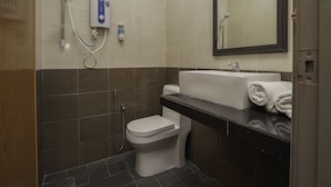 Quarto Duplo Deluxe, 1 cama de casal | Casa de banho | Um polibã, artigos de higiene pessoal grátis, um bidé 