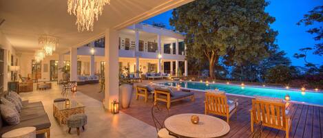 2 piscinas exteriores, guarda-sóis, espreguiçadeiras