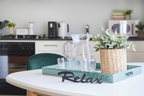 Apartamento Clássico, 1 quarto, cozinha, Vista para a cidade | Sala de estar | TV de ecrã plano