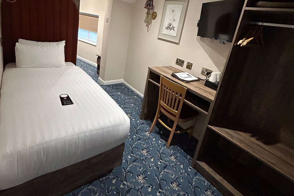 Quarto Twin Standard | Ferro/tábua de engomar, Wi-fi grátis, roupa de cama fornecida