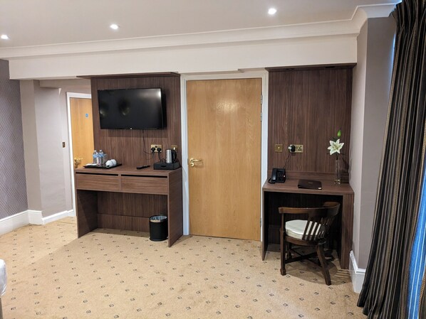 Quarto Duplo Premium | Sala de estar | TV de ecrã plano 