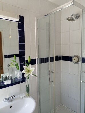 Quarto Duplo Standard | Casa de banho | Um polibã, um secador de cabelo, toalhas fornecidas, sabão 