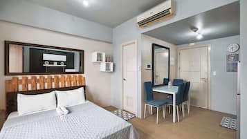 Estúdio, 1 cama queen-size | 1 quarto, secretária, quartos insonorizados, ferro/tábua de engomar