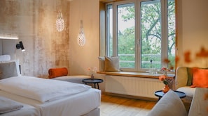 natur.plus | Escrivaninha, espaço de trabalho para notebook, cortinas blackout