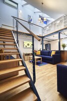 Apartamento família | Área de estar | Smart TV 55 polegadas com canais via satélite, TV