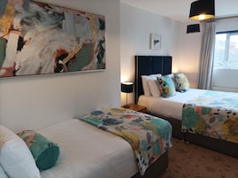 Quarto Triplo Standard | Cofre com capacidade para portátil, secretária