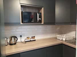 Uma cafeteira/bule, uma chaleira elétrica